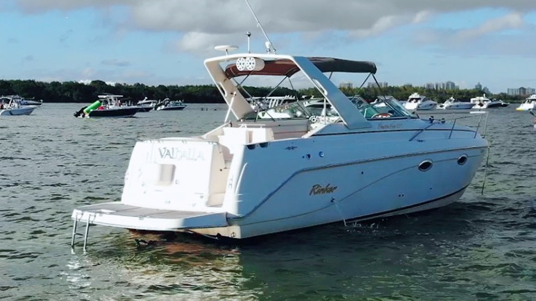 Rent this 30' Rinker on Anchor