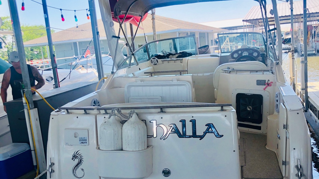 Rent this 30' Rinker on Anchor